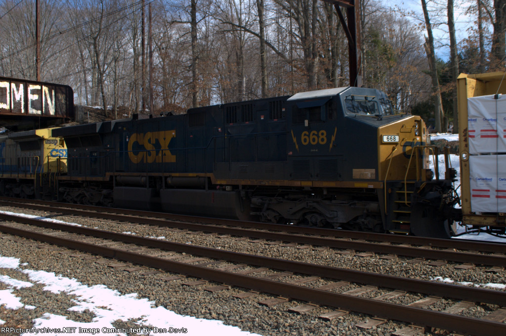CSX AC60CW 668 trails on Q300-01